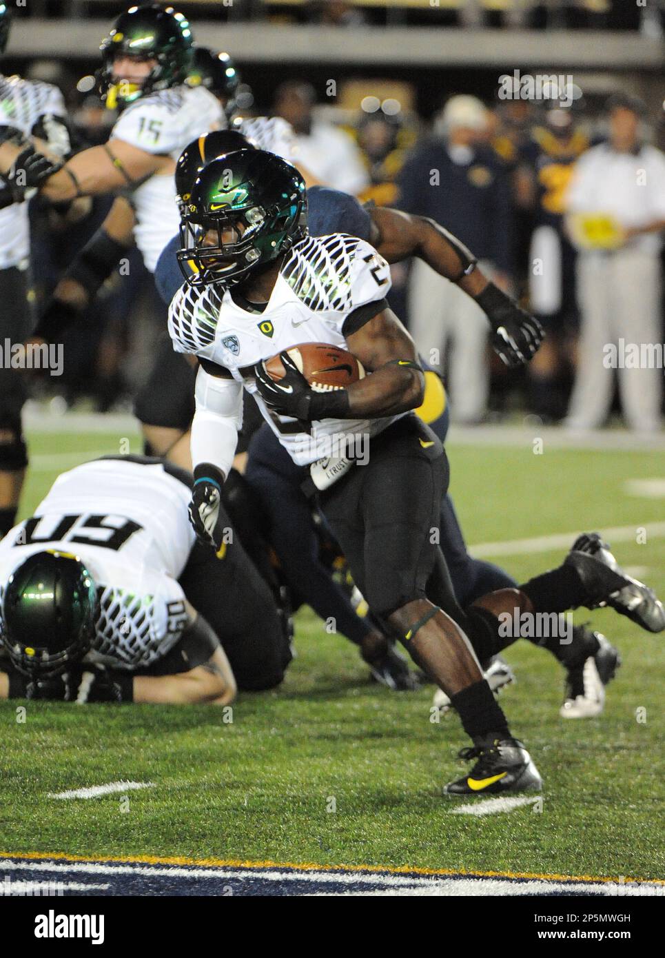 Oregon Ducks Kenjon Barner (24) in action during a game against Cal on ...