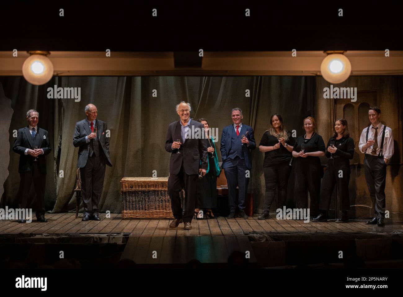 Curtain call stage hi-res stock photography and images - Alamy