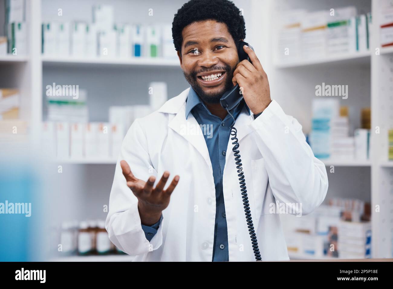 Patient talking to pharmacist hi-res stock photography and images - Alamy