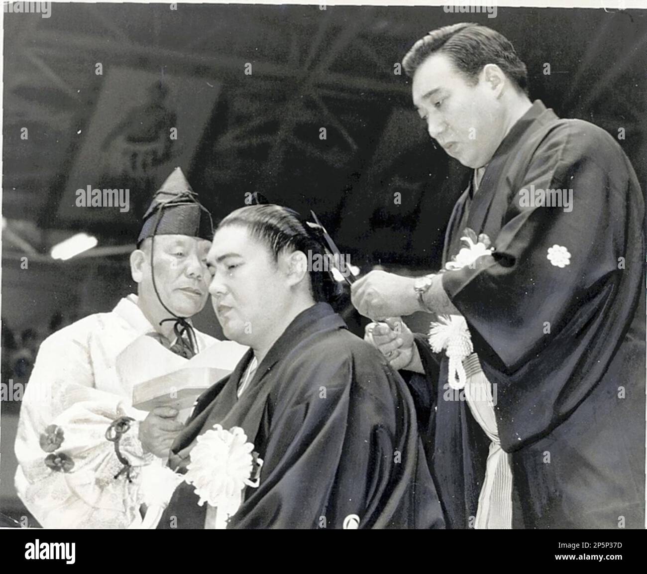 File-Yokozuna Taiho has his top-knot cut by his all-time rival, stable ...
