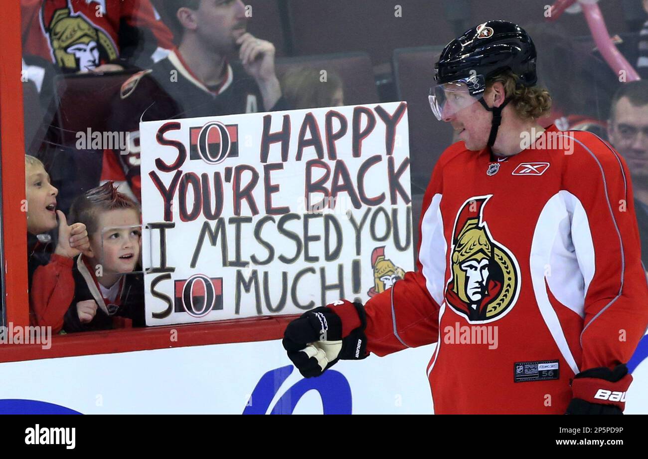 Ottawa Senators team captain Daniel Alfredsson acknowledges two young ...