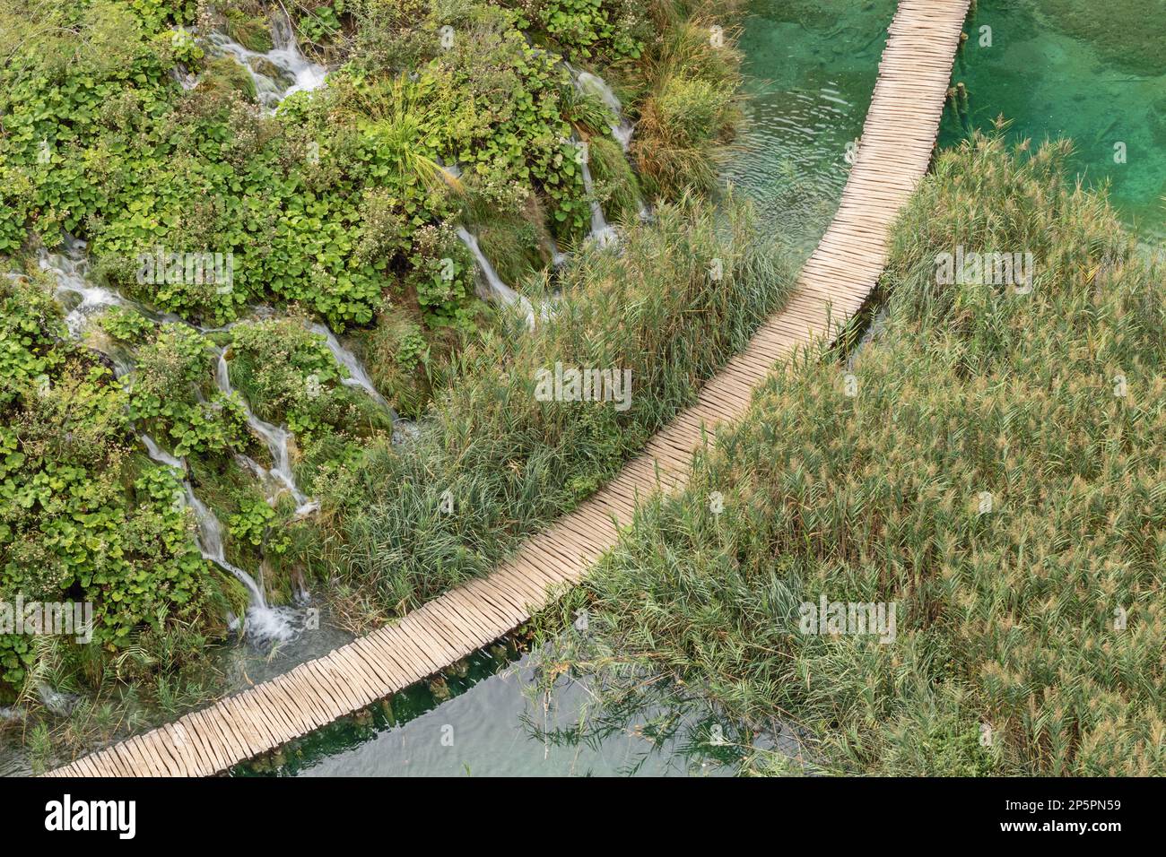 A wooden boardwalk through the Plitvice Lakes seen from above Stock ...