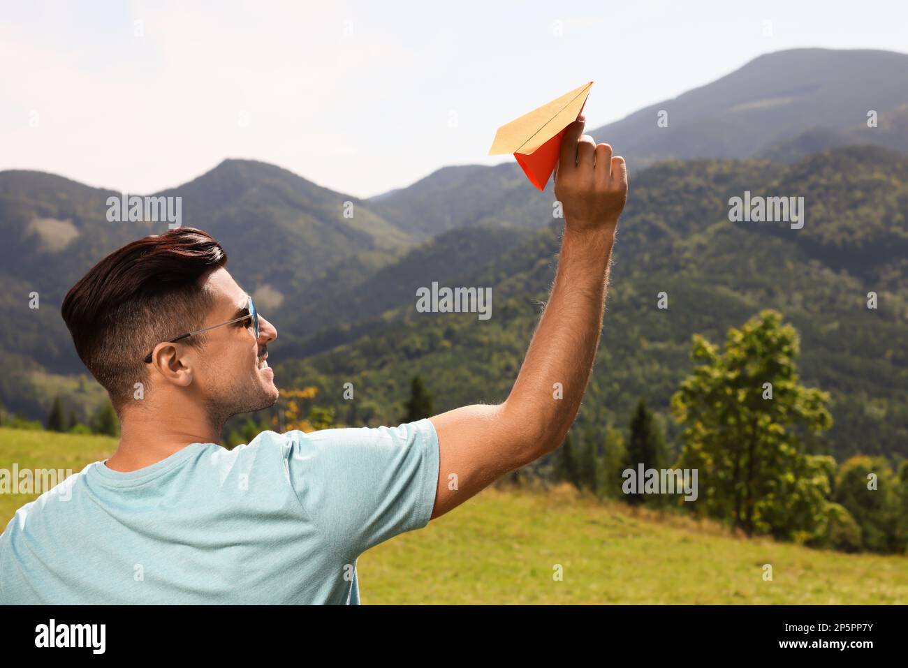 Throwing paper hi-res stock photography and images - Alamy