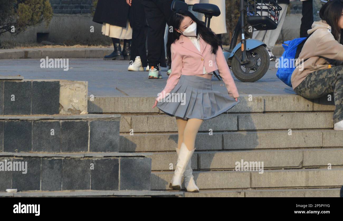 People go out in spring clothes as the highest temperature reaches to ...