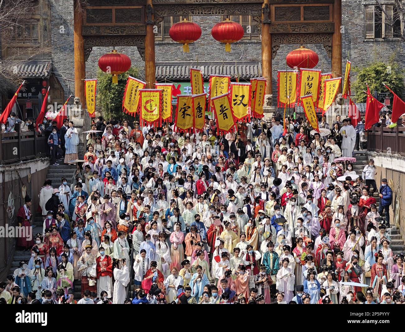 People take part in the 4th Hankouli Flower Festival wearing Hanfu in ...
