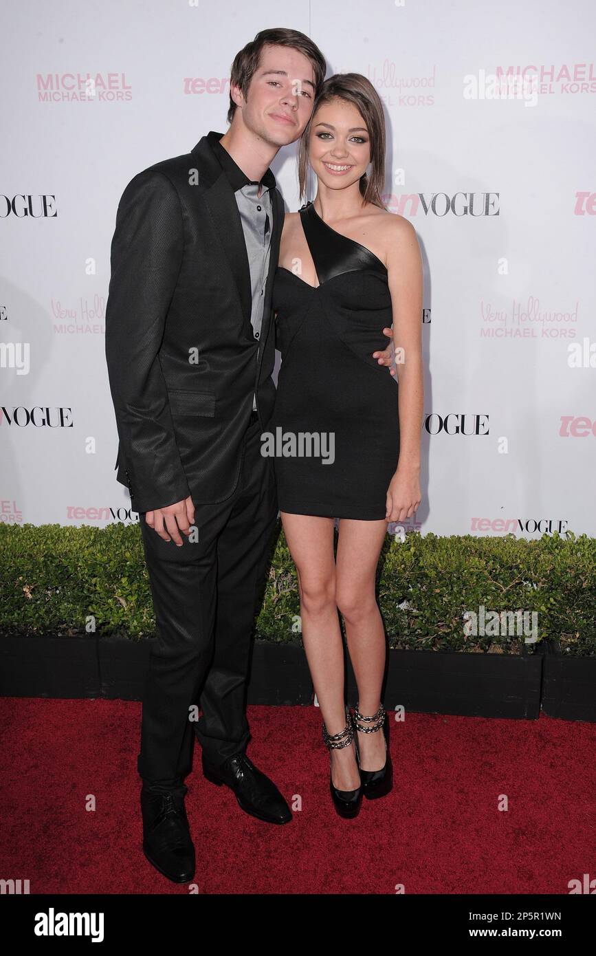 HOLLYWOOD - OCTOBER 01: Actors Matt Prokop and Sarah Hyland arrive at ...