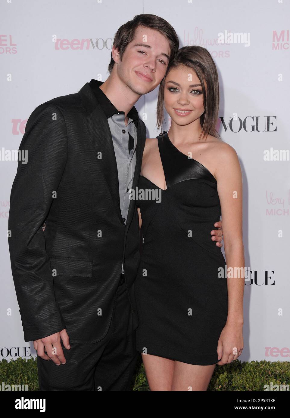 HOLLYWOOD - OCTOBER 01: Actors Matt Prokop and Sarah Hyland arrive at ...
