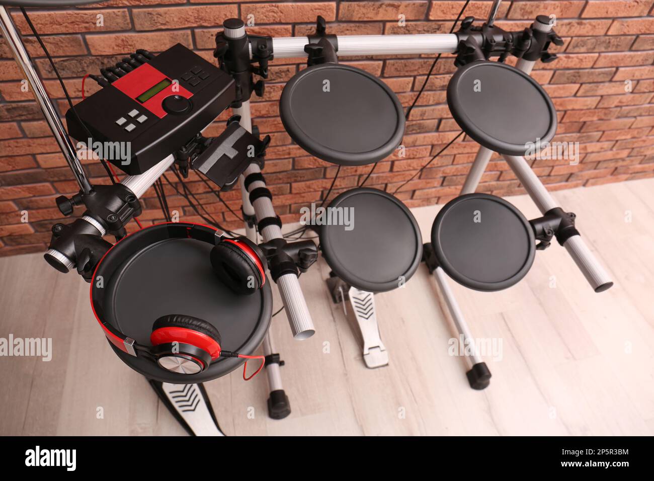 Red drumset hi-res stock photography and images - Alamy