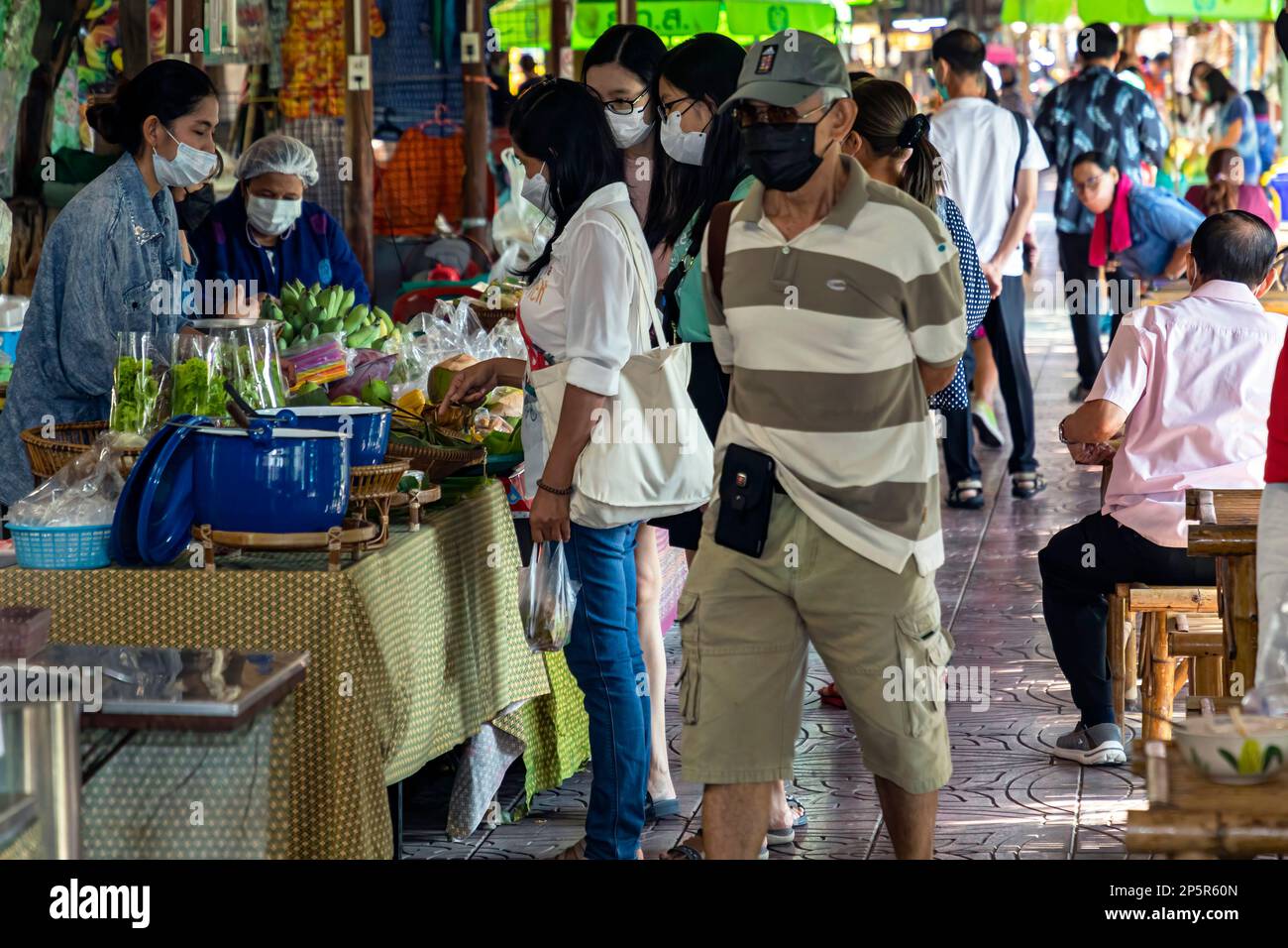 Food stall, vendor and customers at Song Klong Floating Market, Bangkok ...