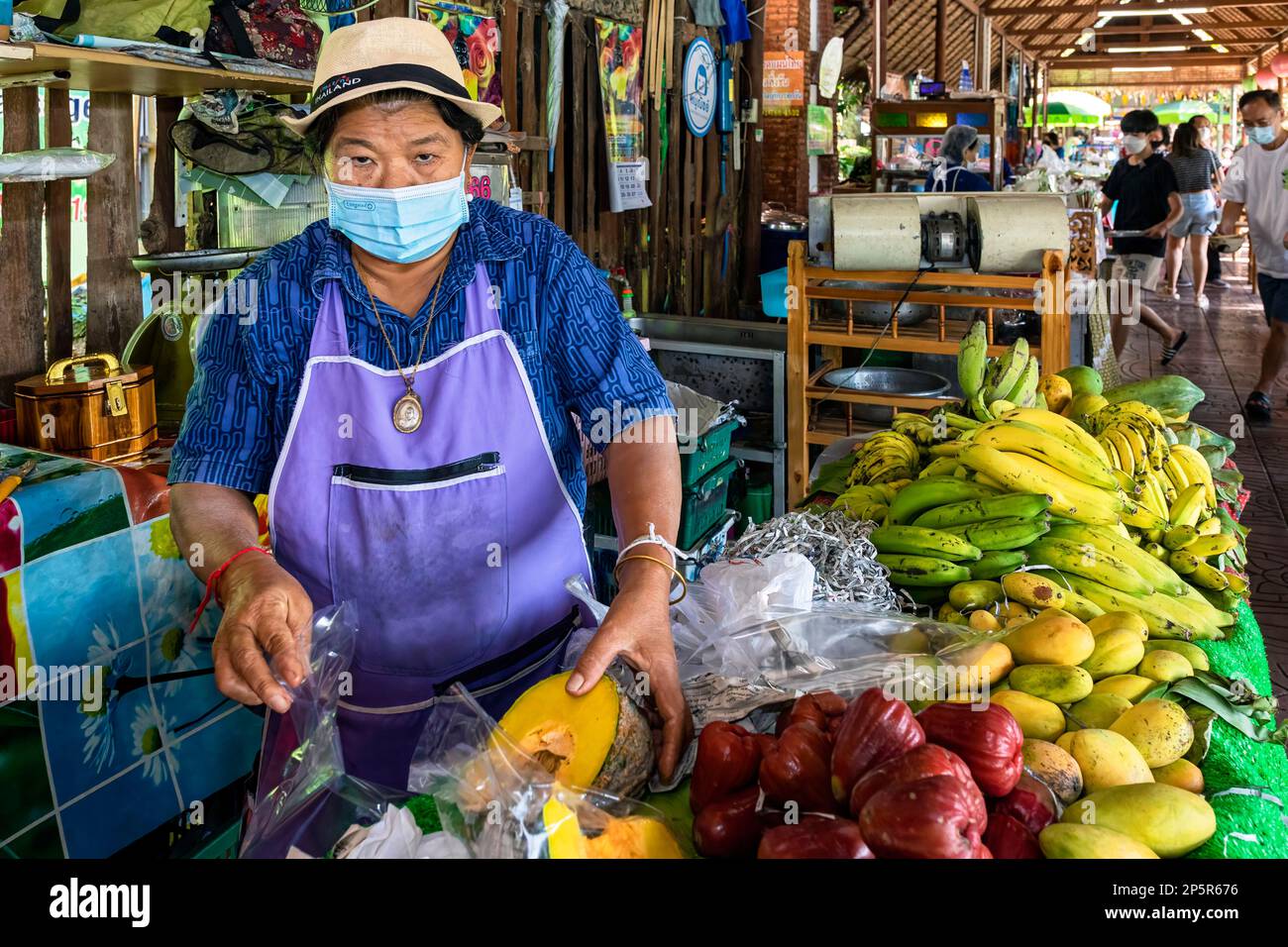 Food stall, vendor and customers at Song Klong Floating Market, Bangkok ...