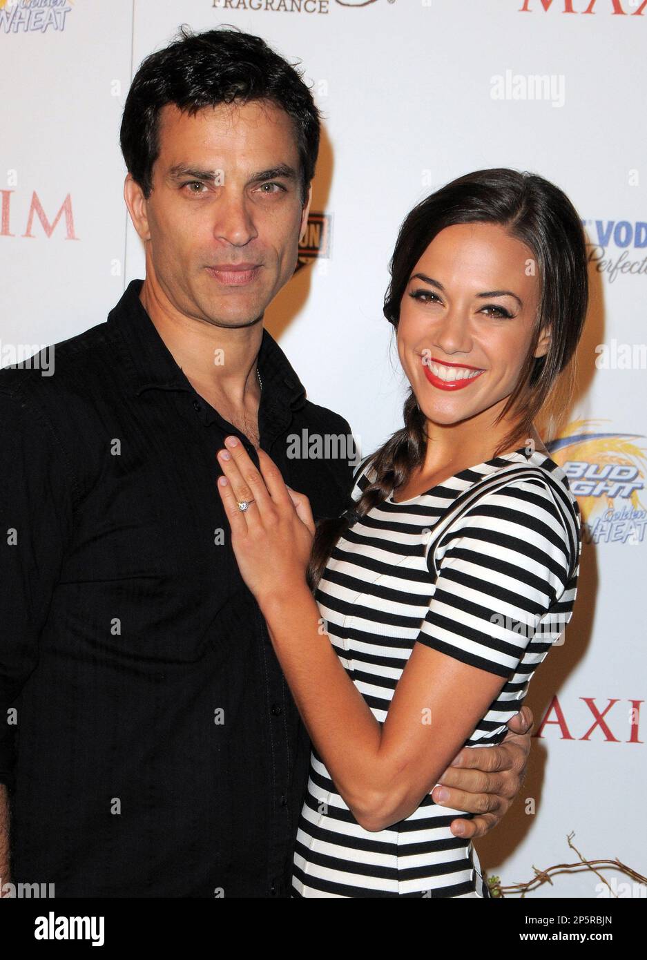 LOS ANGELES, CA - MAY 19: Actress Jana Kramer (R) and Johnathon Schaech ...