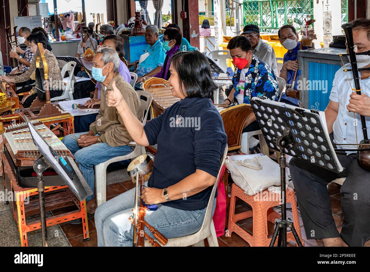 Traditional thai musicians playing at Taling Chan Floating Market ...