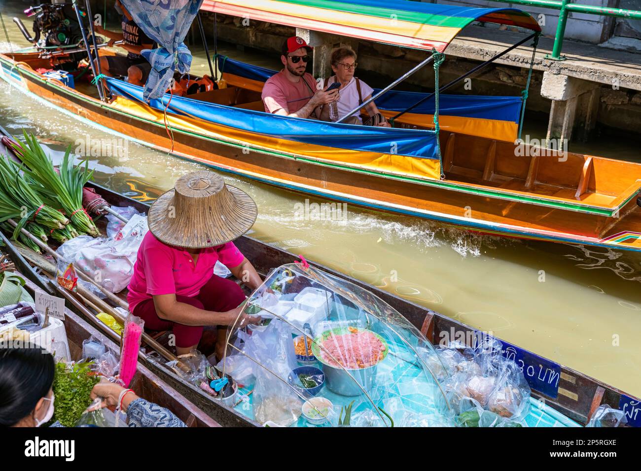 Thai people prparing food on longtail boat at Lad Mayom Floating Market ...