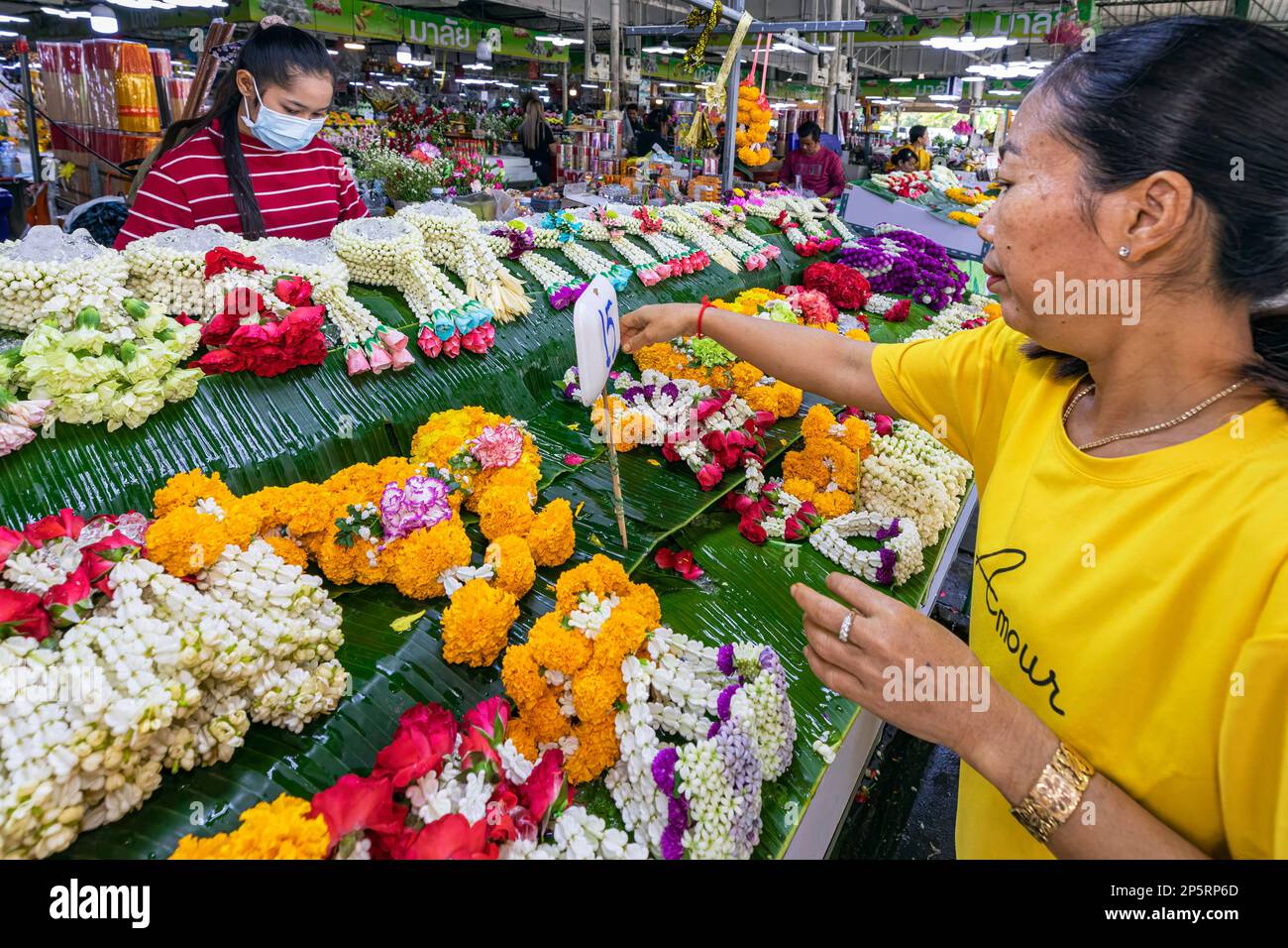Flowers and staff displaying wholesale selection at Pak Khlong Talat ...