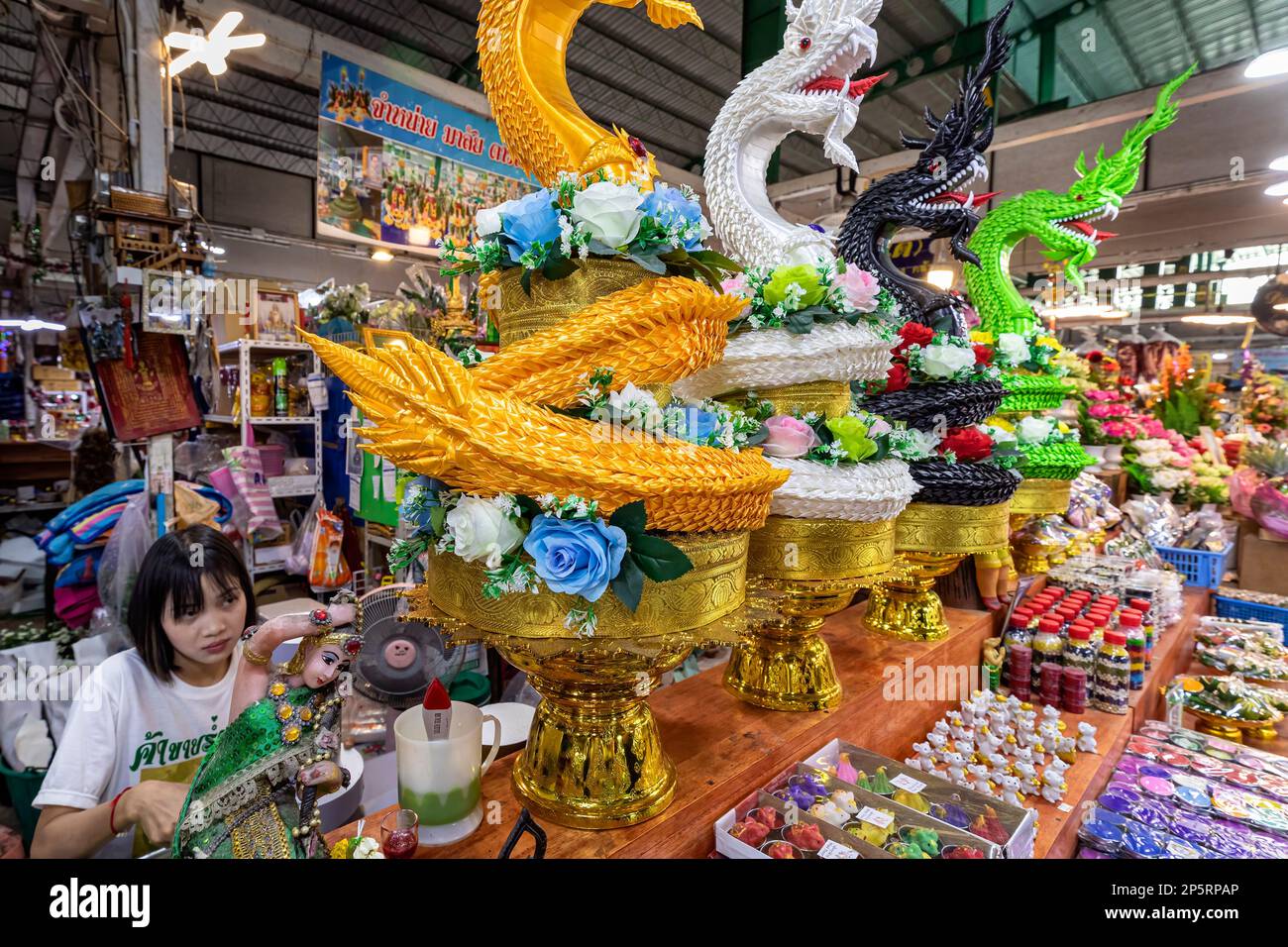 Flowers and staff displaying wholesale selection at Pak Khlong Talat ...