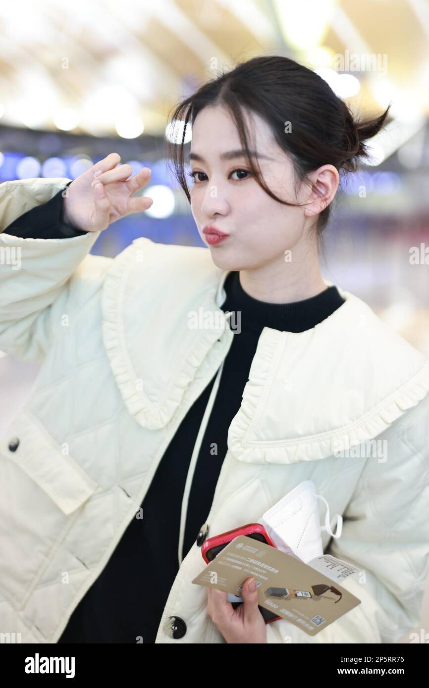 Chinese actress Qiao Xin appeared at Shanghai Hongqiao Airport ...