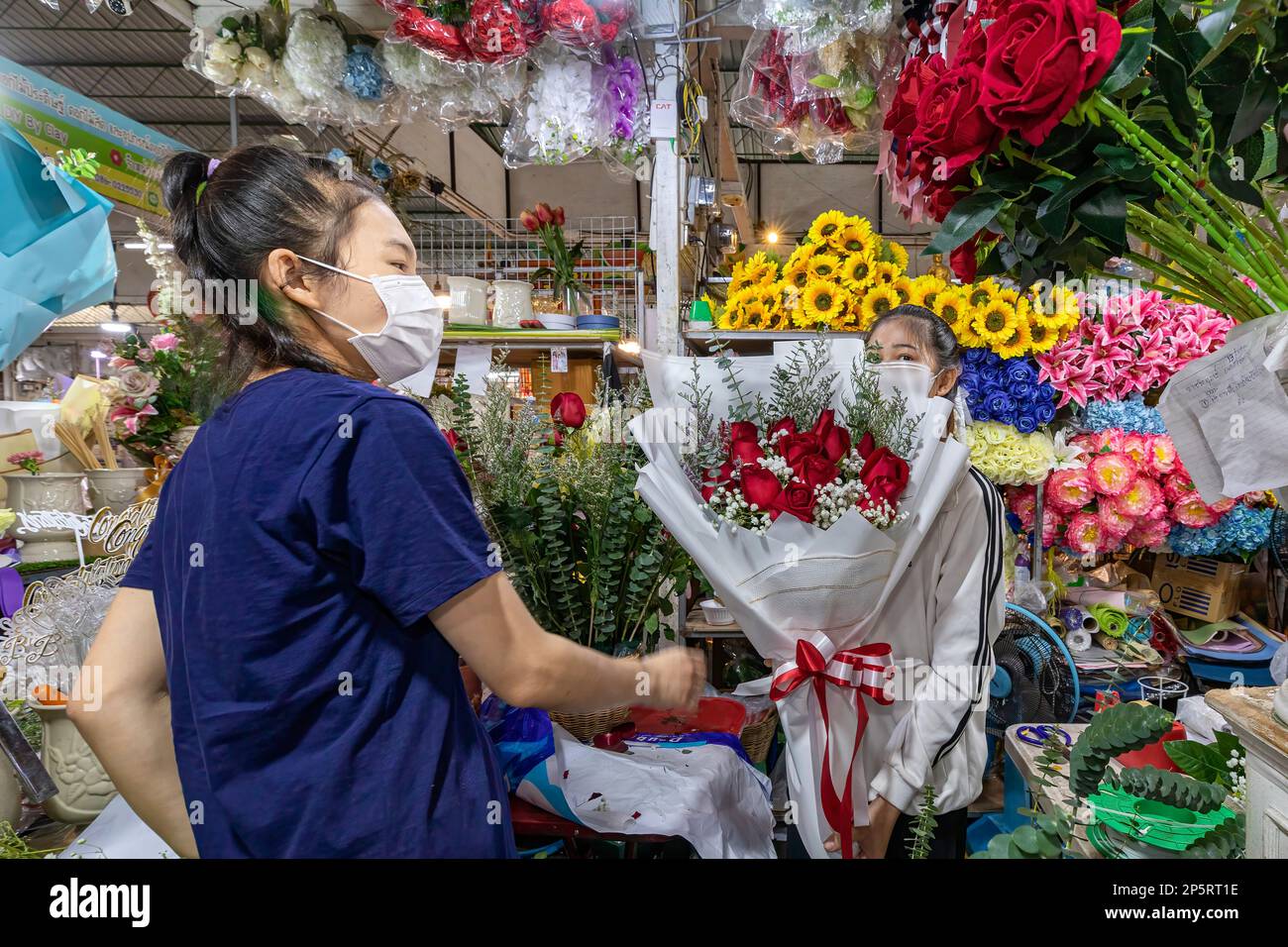 Flowers and staff displaying wholesale selection at Pak Khlong Talat ...