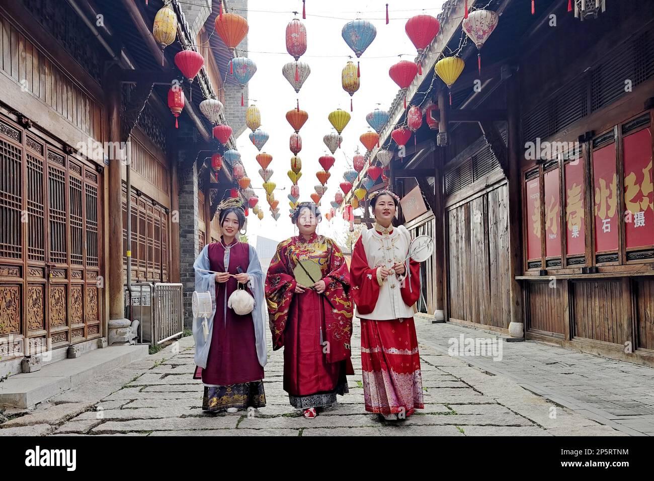 People take part in the 4th Hankouli Flower Festival wearing Hanfu in ...