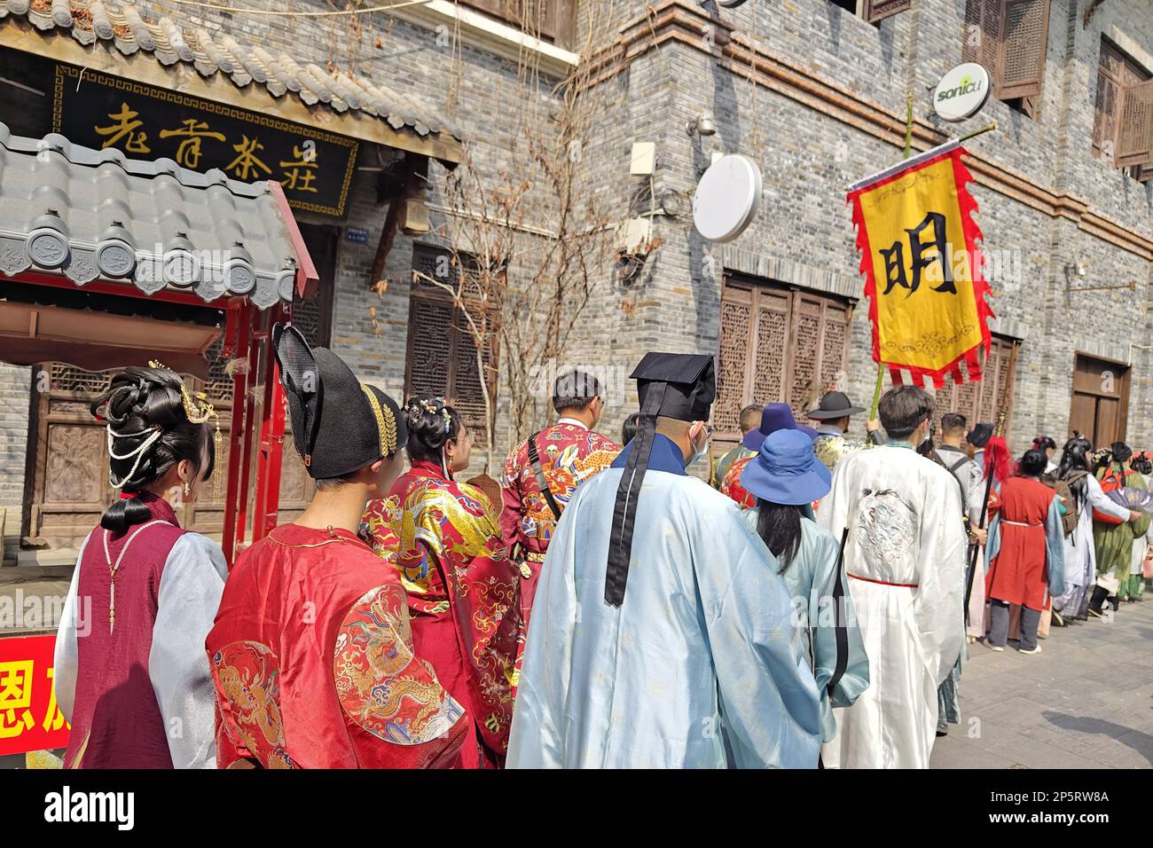 People take part in the 4th Hankouli Flower Festival wearing Hanfu in ...