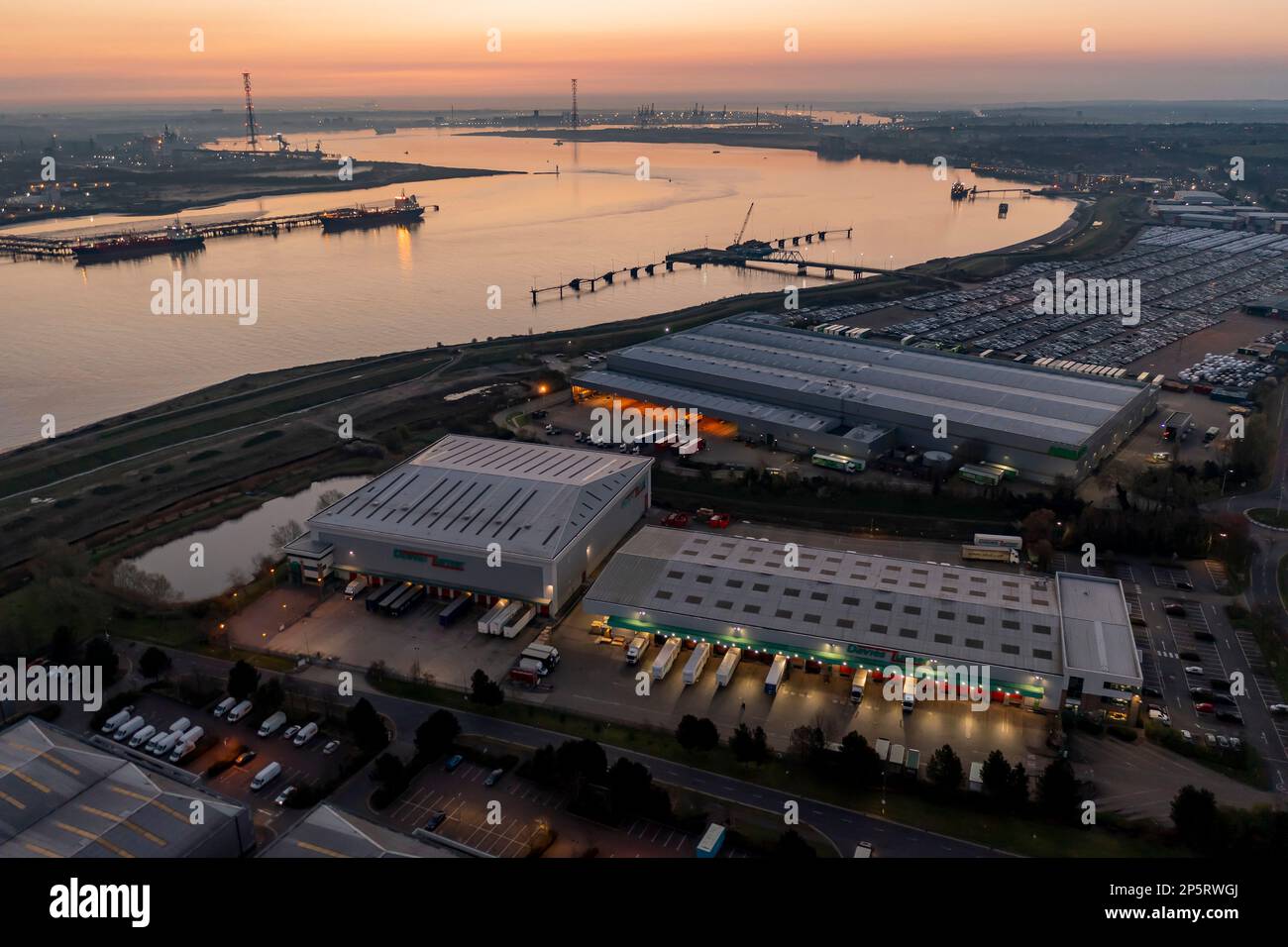 Qeii bridge over river thames hi-res stock photography and images - Alamy