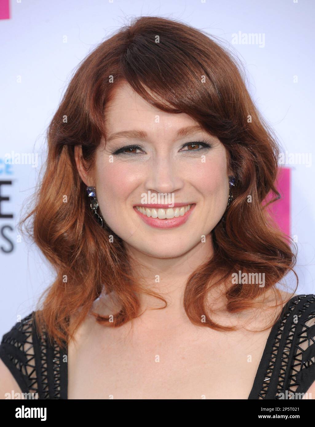 HOLLYWOOD, CA - JANUARY 12: Actress Ellie Kemper arrives at the 17th ...