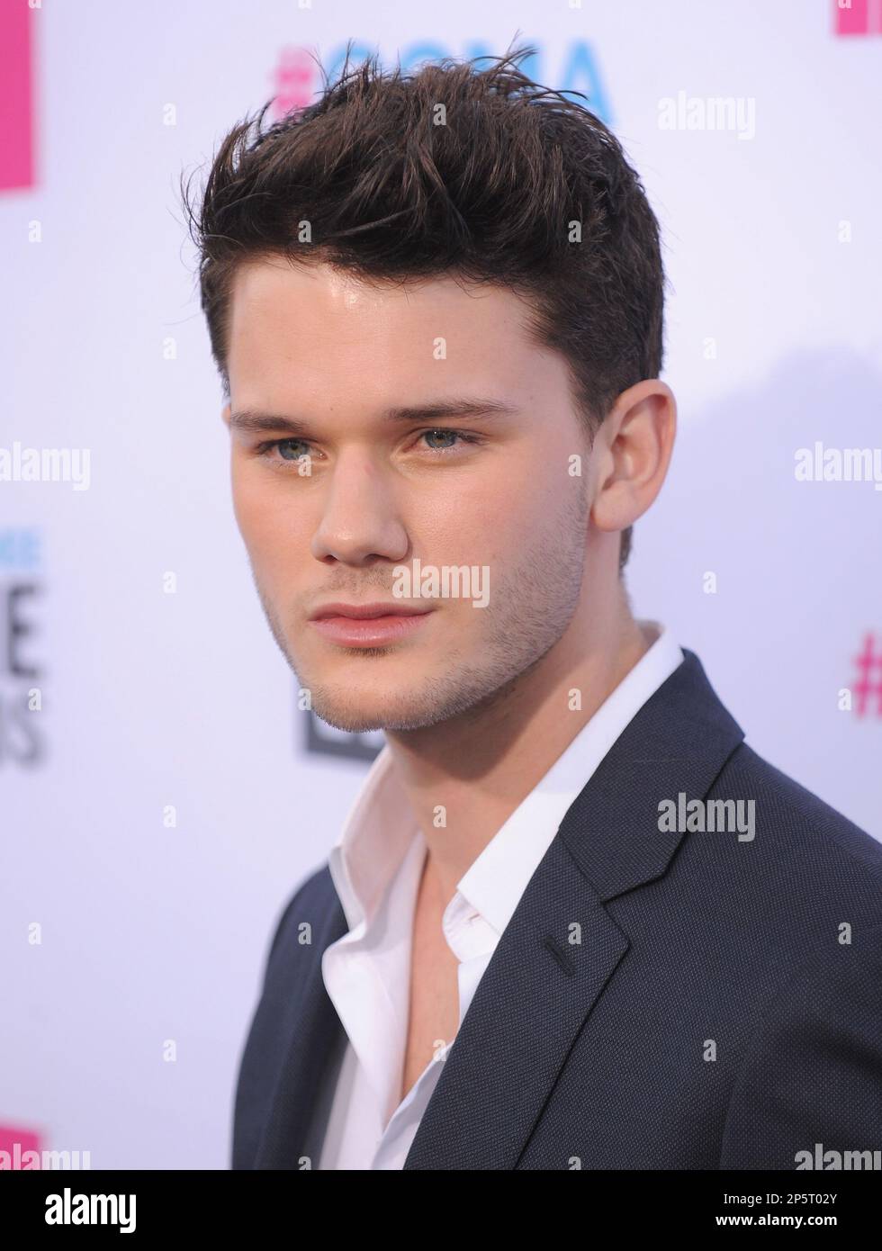 HOLLYWOOD, CA - JANUARY 12: Actor Jeremy Irvine arrives at the 17th ...