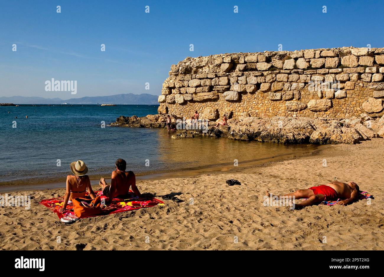 L´Escala. Moll grec beach. In background the ruins of a old greek port ...