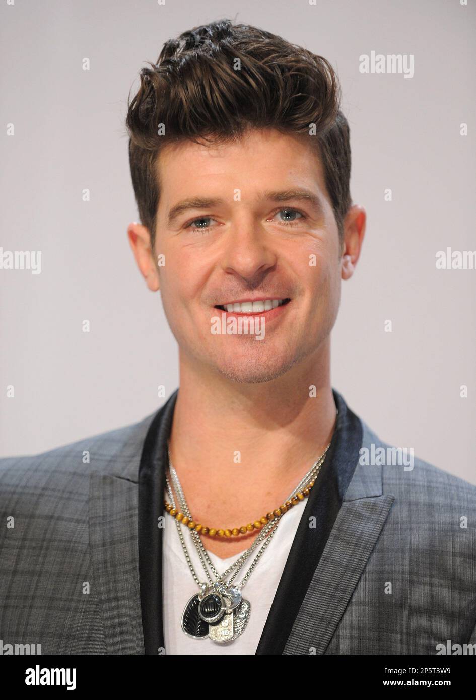 LOS ANGELES, CA - NOVEMBER 20: Singer Robin Thicke poses in the press ...