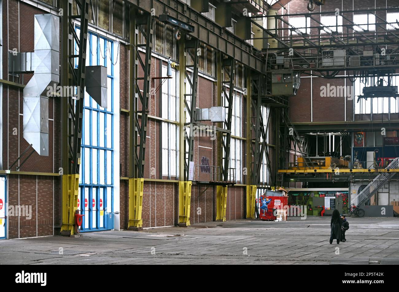Shipyard halls hi-res stock photography and images - Alamy