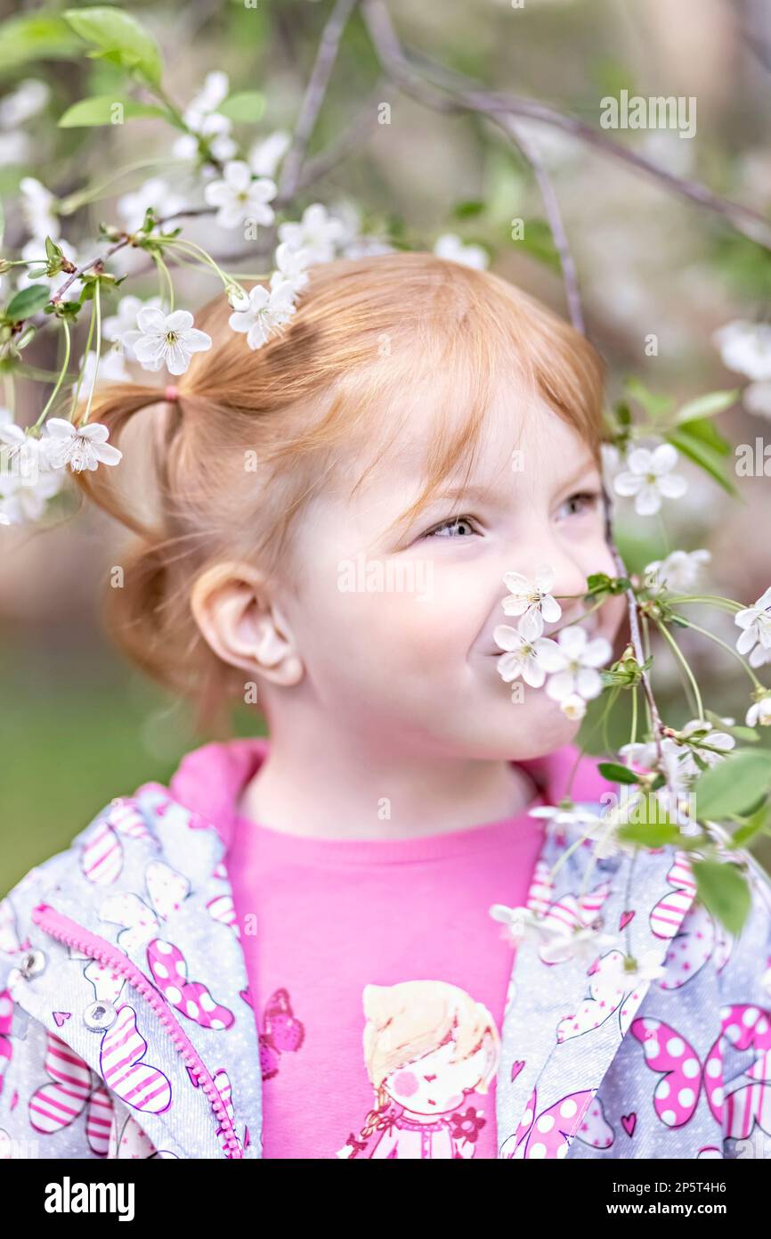 Red hair little girl hi-res stock photography and images - Alamy