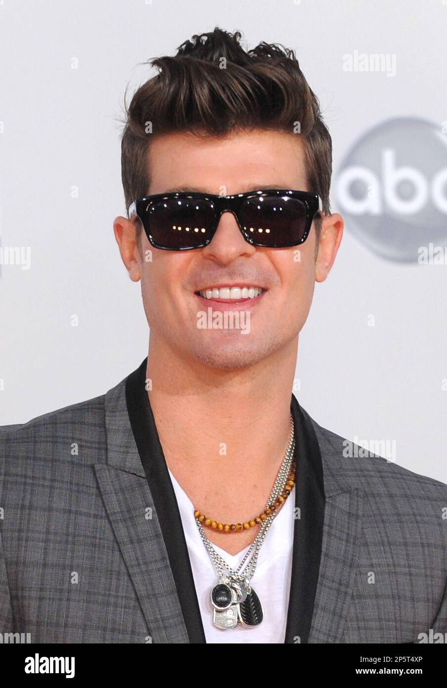 LOS ANGELES, CA - NOVEMBER 20: Singer Robin Thicke arrives at the 2011 ...