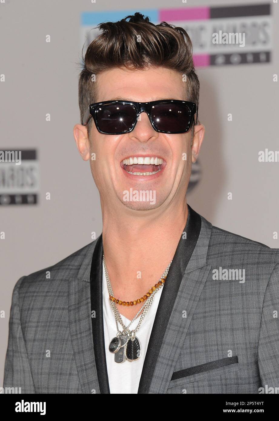 LOS ANGELES, CA - NOVEMBER 20: Singer Robin Thicke arrives at the 2011 ...