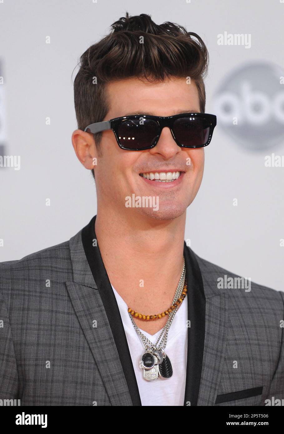 LOS ANGELES, CA - NOVEMBER 20: Singer Robin Thicke arrives at the 2011 ...