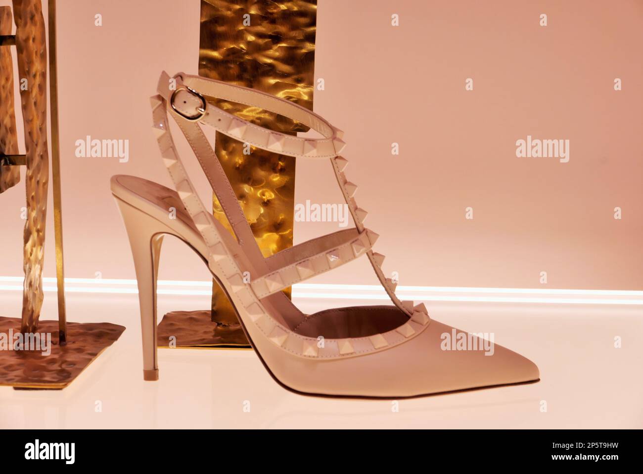 Woman on display hi-res stock photography and images - Alamy