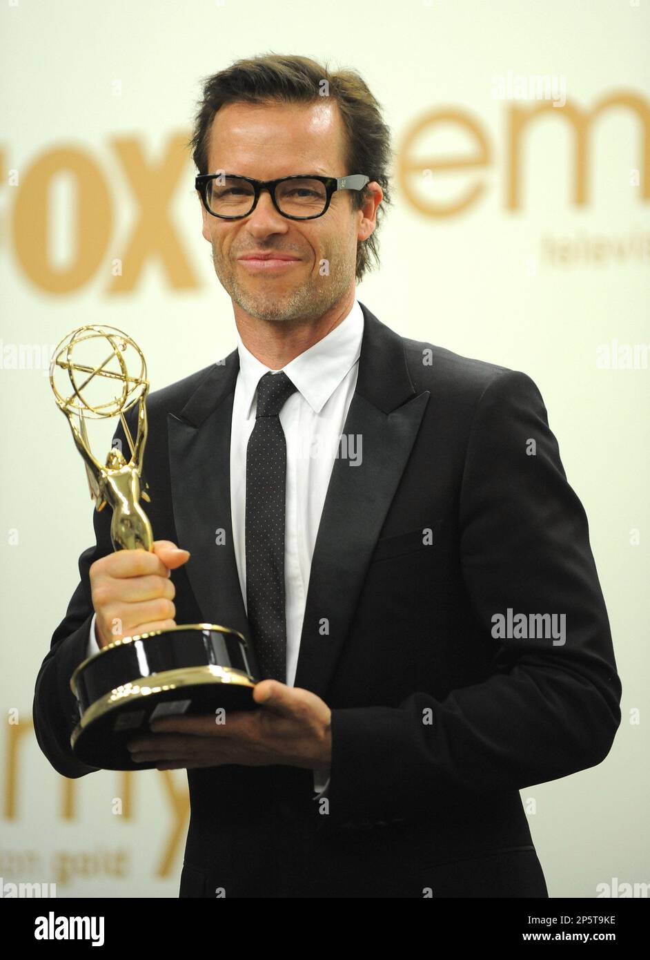 LOS ANGELES, CA - SEPTEMBER 18: Actor Guy Pearce poses in the press ...