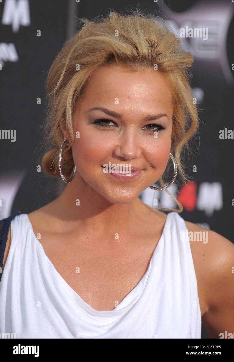 HOLLYWOOD, CA - APRIL 11: Actress Arielle Kebbel arrives at the "Scre4m ...
