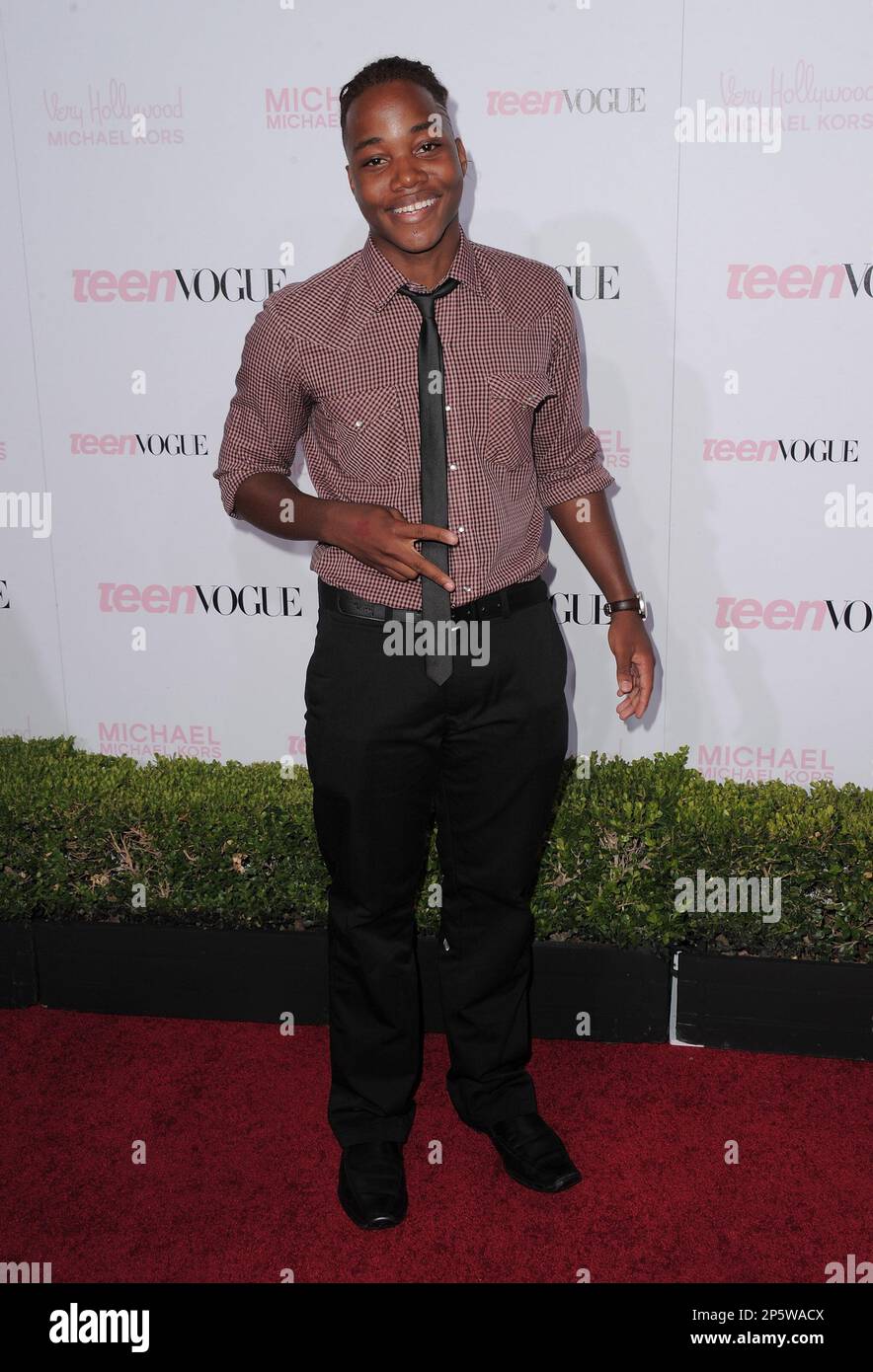 HOLLYWOOD - OCTOBER 01: Actor Leon Thomas arrives at the 8th Annual ...