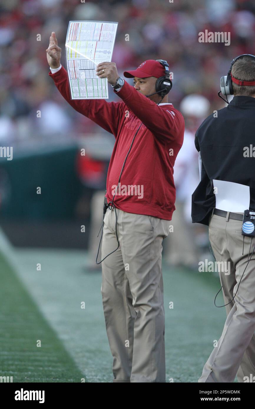 Stanford Cardinal head coach David Shaw working on the sideline against ...