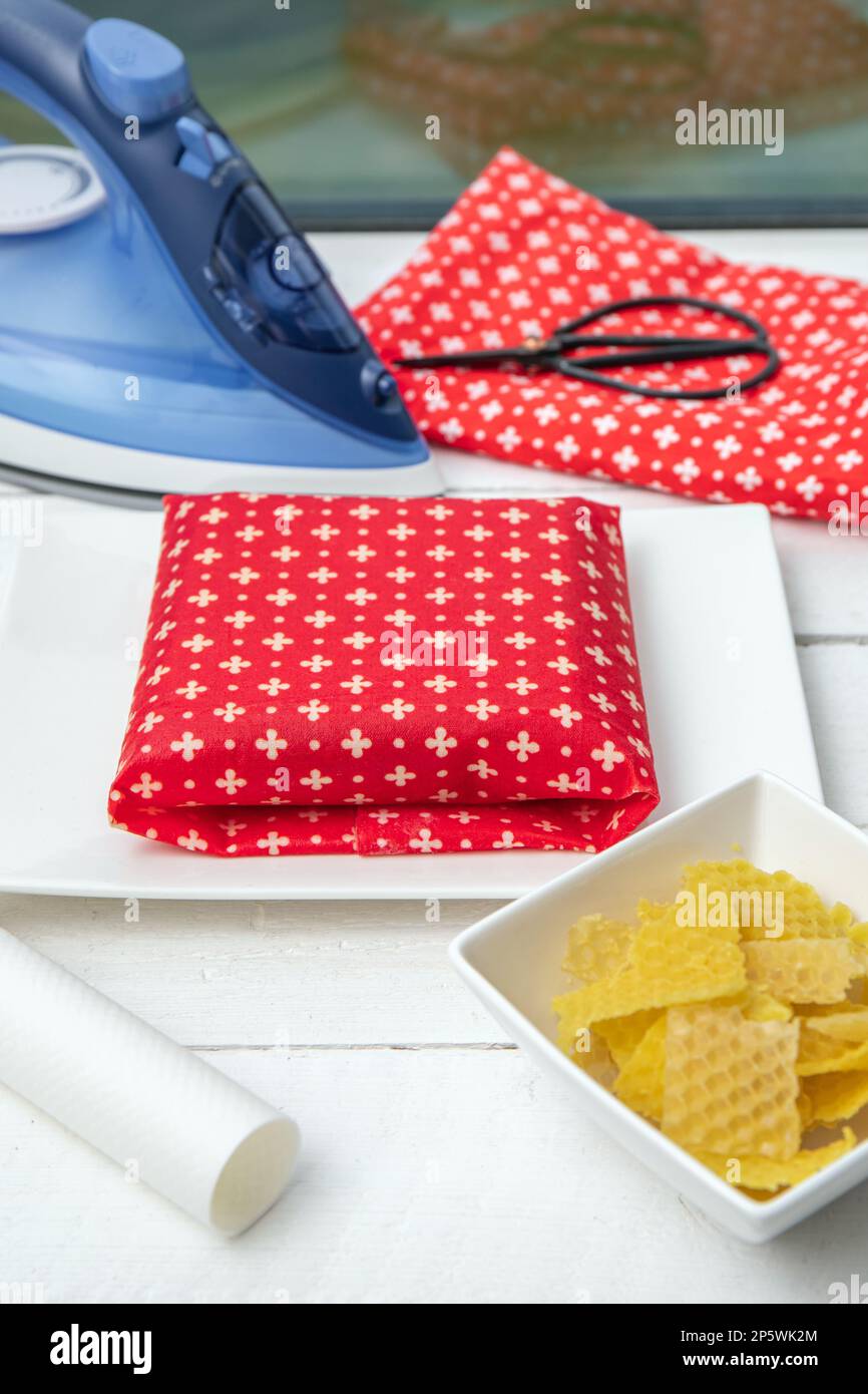Take away sandwich inside homemade beeswax wrap. Wrapping food in ...