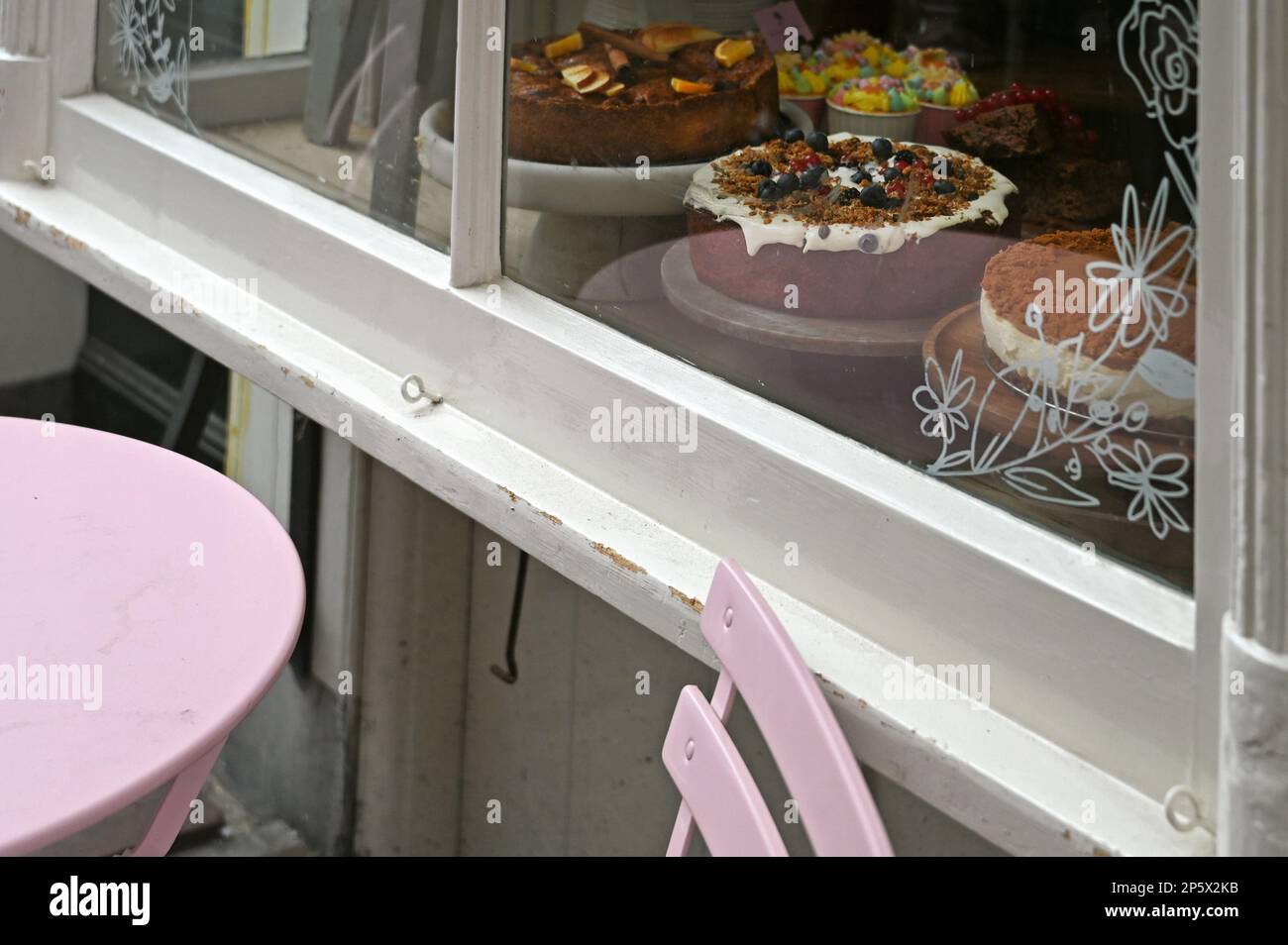 Cakes in a shop window of a café in Amsterdam, Netherlands Stock Photo ...