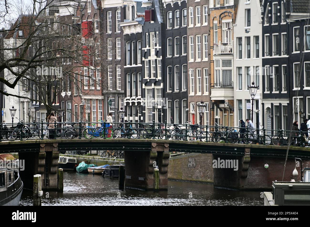Bridge row houses canals hi-res stock photography and images - Alamy