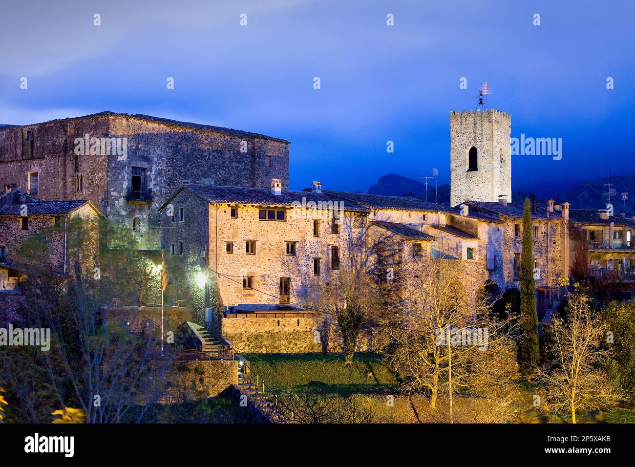 Zona volcànica de la garrotxa night sky hi-res stock photography and ...