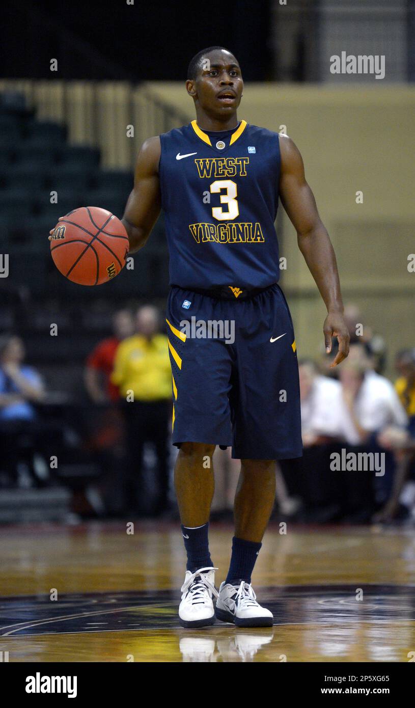 West Virginia guard Juwan Staten (3) brings the ball up the court ...