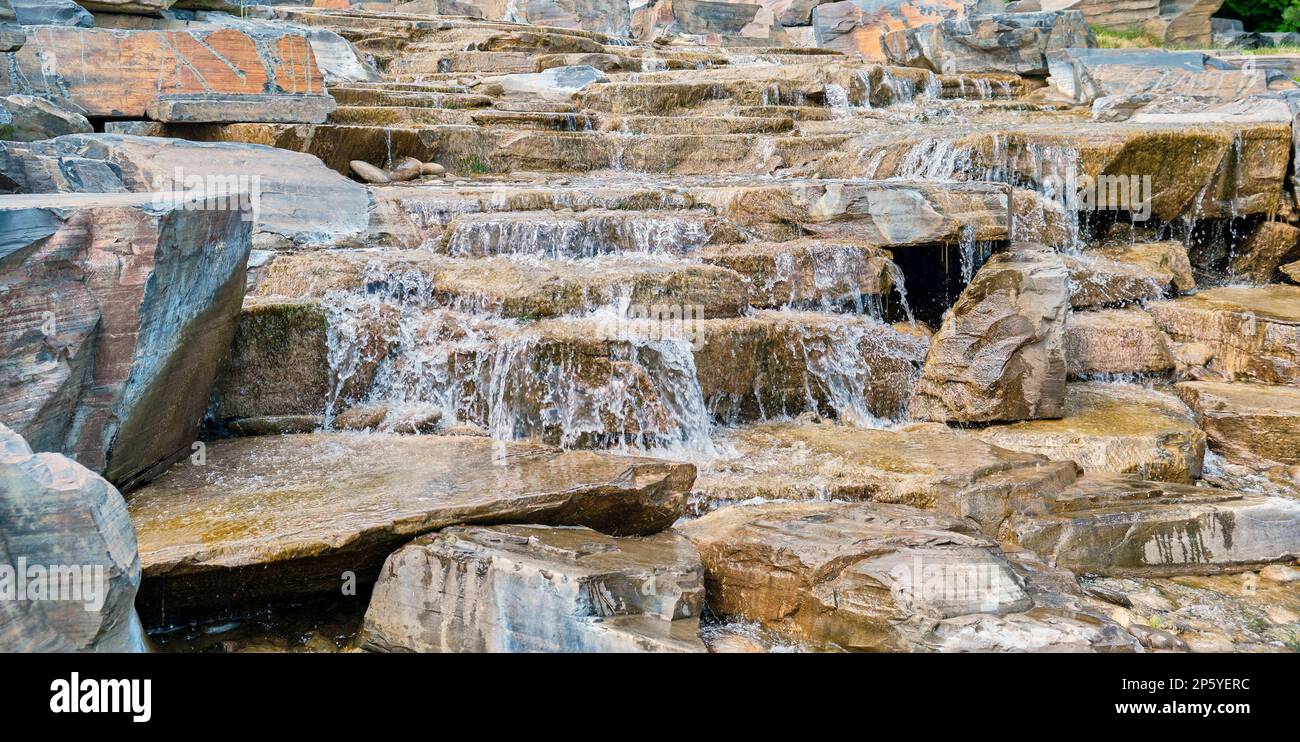 Water flowing through rock pool hi-res stock photography and images - Alamy