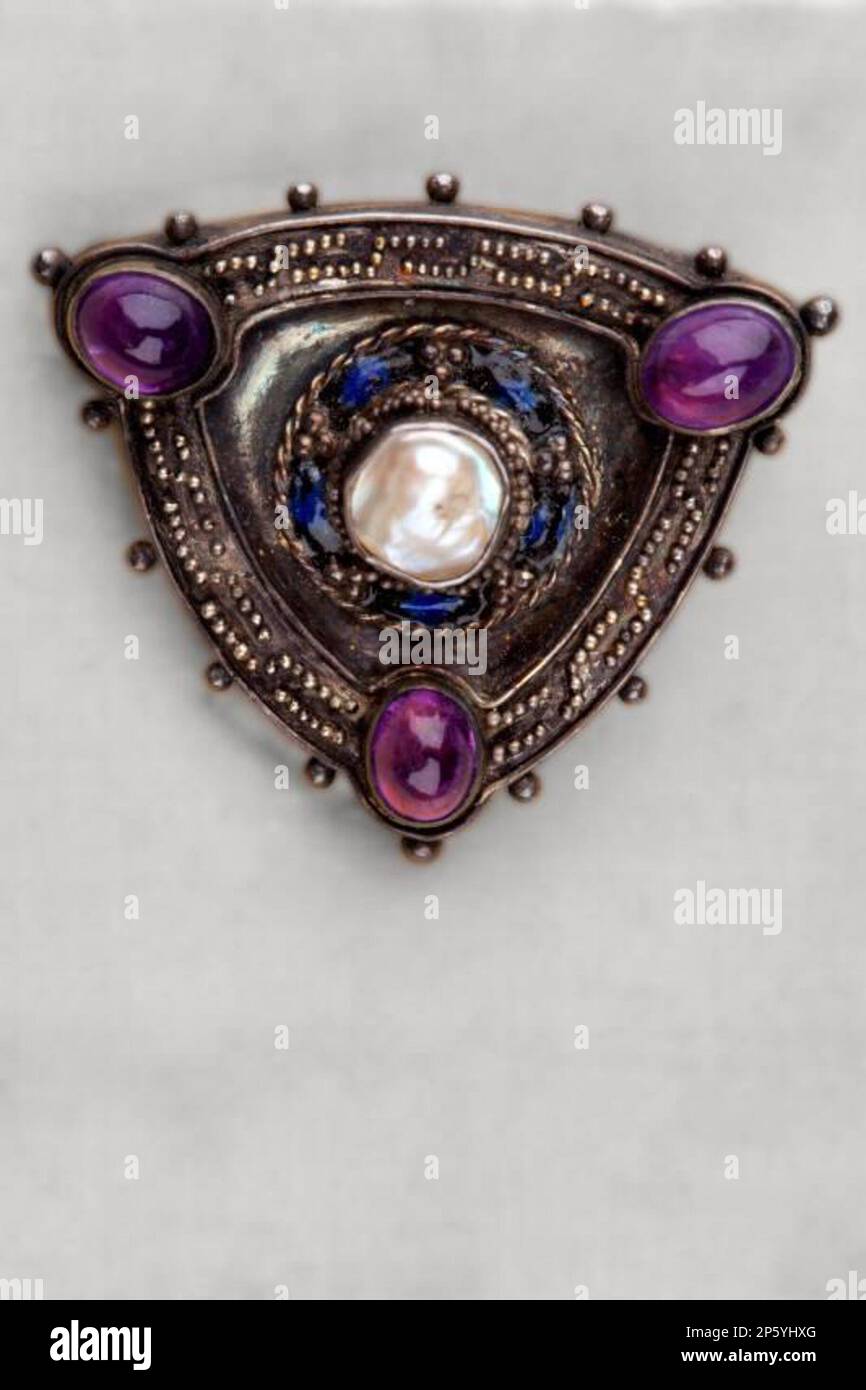 Silver brooch hi-res stock photography and images - Alamy