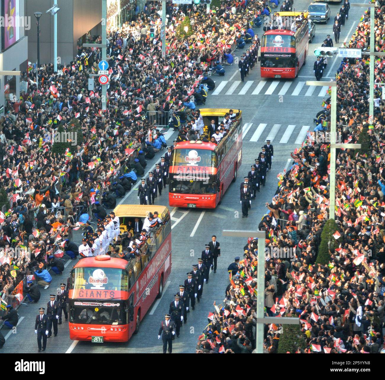 Cheered by a huge crowd of excited fans, Yomiuri Giants team members ...