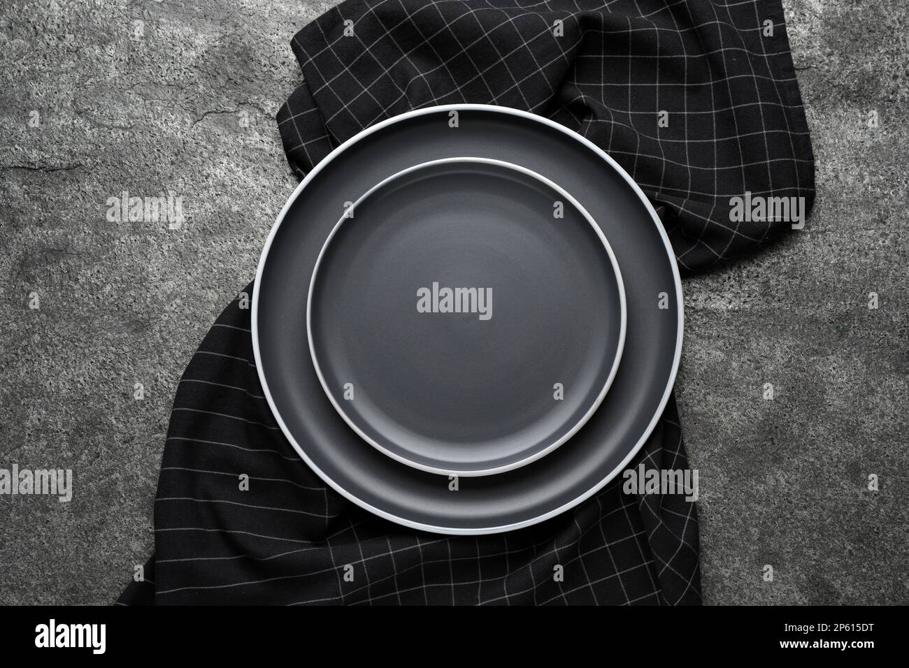 Dark elegant plates hi-res stock photography and images - Alamy