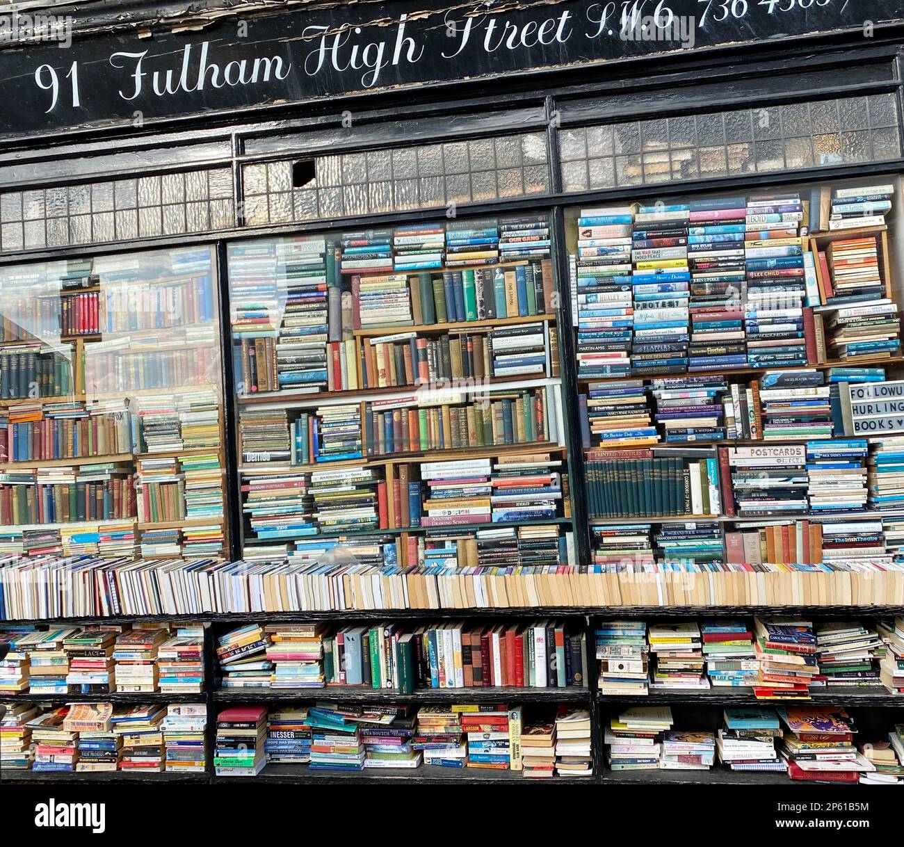 Bookshop scene hi-res stock photography and images - Alamy