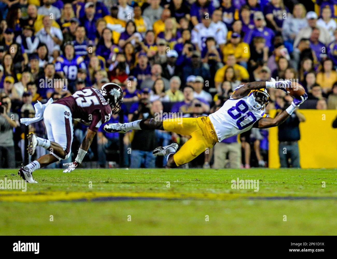Nov 10th, 2012:.LSU Tigers wide receiver Jarvis Landry (80) dives for a ...