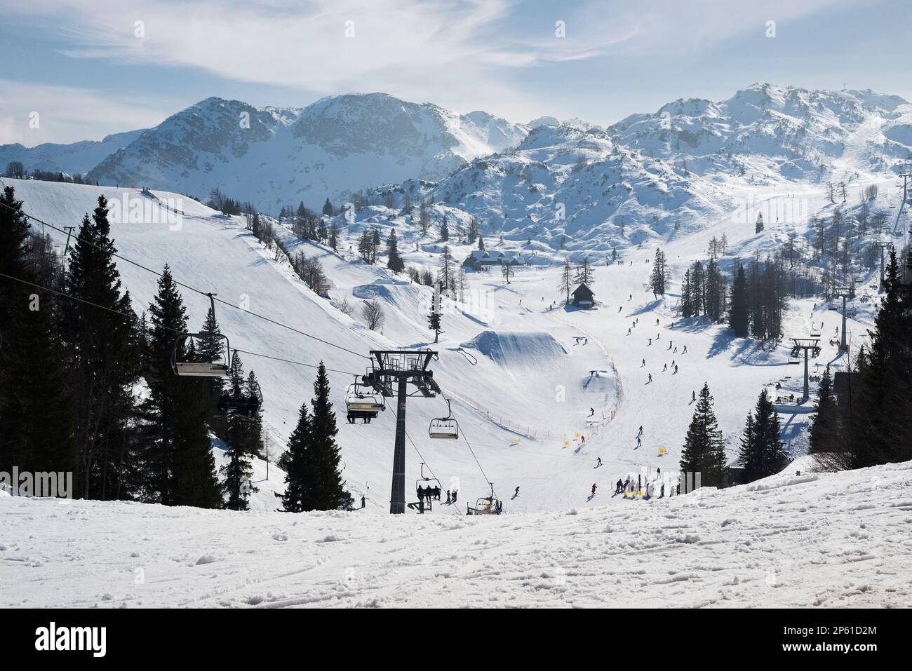 Crowded ski slope hi-res stock photography and images - Alamy